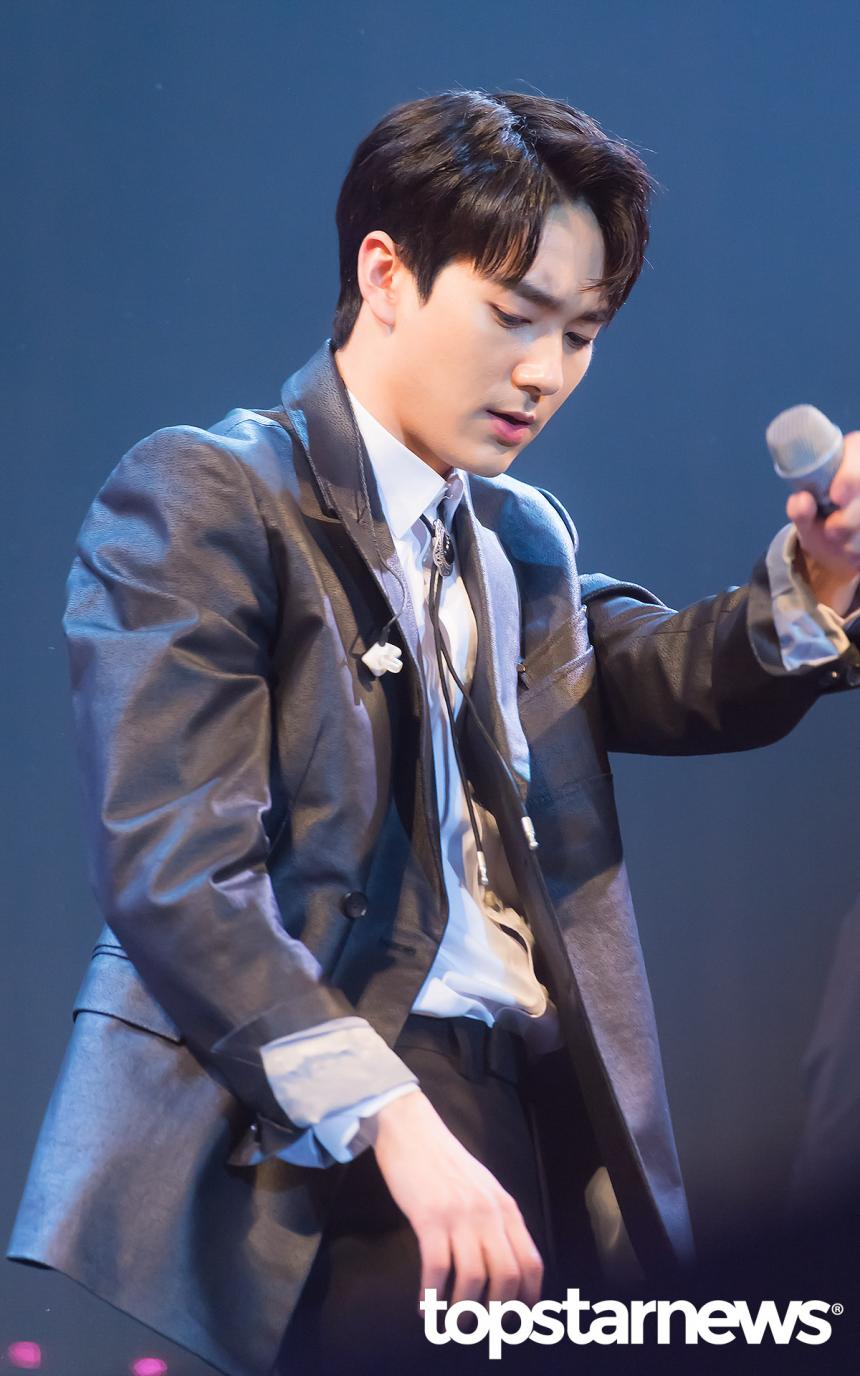 [HD포토] 뉴이스트W(NU`EST W) 아론, ‘무대에서 화보 찍는 아롱’ - 정송이 기자 - 톱스타뉴스