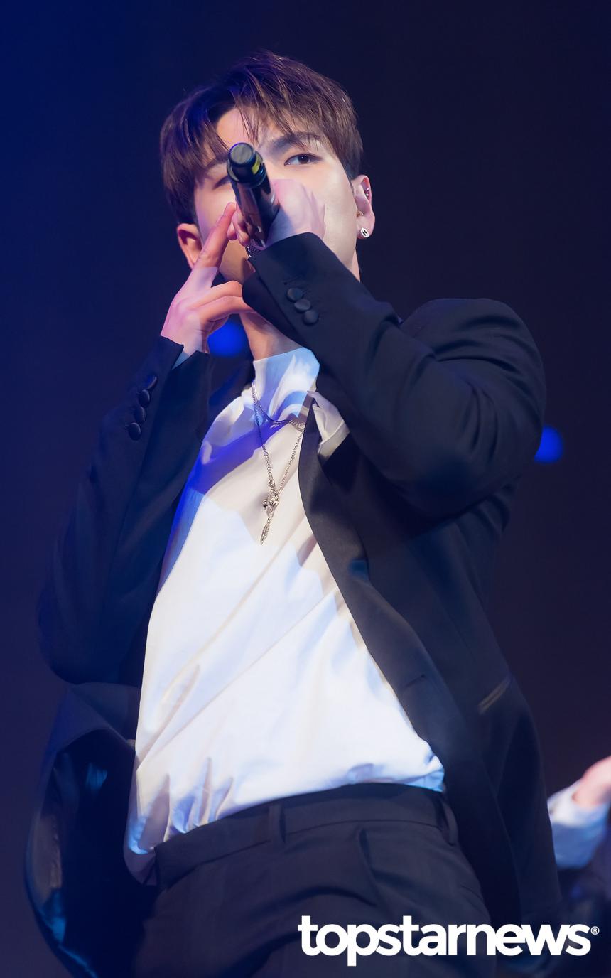 [HD포토] 뉴이스트W(NU`EST W) 백호, ‘치명적인 손키스’ - 정송이 기자 - 톱스타뉴스