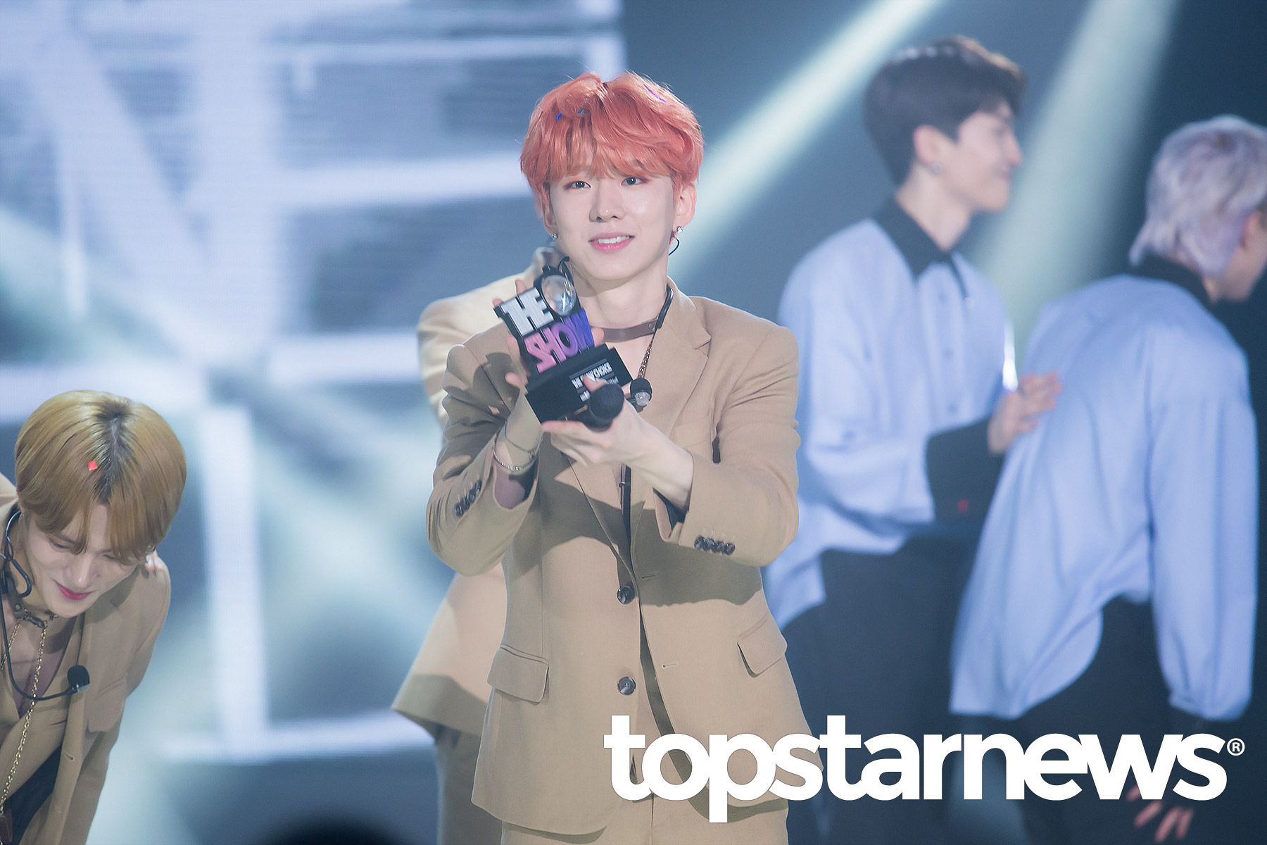 [UHD포토] 몬스타엑스(MONSTA X) 기현, ‘자랑스러운 1위 트로피’ (더쇼) - 정송이 기자 - 톱스타뉴스