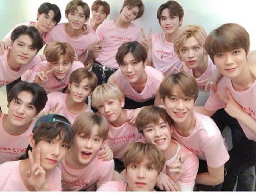엔시티(NCT), 18명 단체 사진 공개…‘잘생긴 애 옆에 또 잘생긴 애’ - 강태이 기자 - 톱스타뉴스