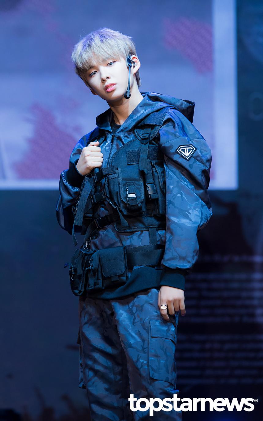 [HD포토] 디크런치(D-CRUNCH) 딜런(Dylan) , ‘유학파 출신’ (Palace) - 정송이 기자 - 톱스타뉴스