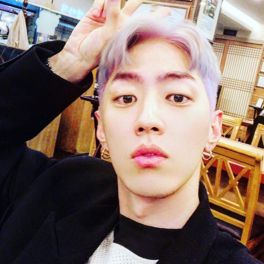 ‘AOMG’ 그레이(Gray), 아이돌 뺨치는 미모 근황…‘핑크 머리 눈길’ - 한수지 기자 - 톱스타뉴스