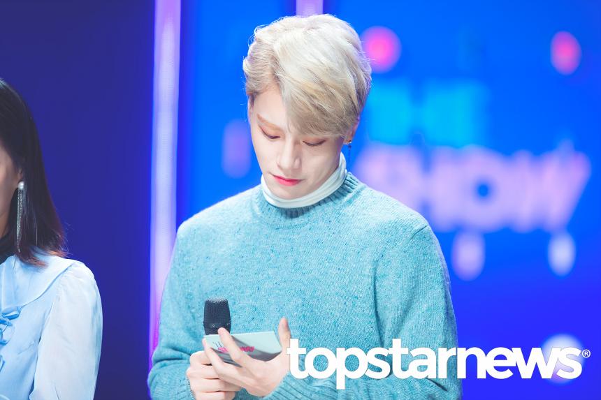 [UHD포토] 제이비제이95(JBJ95) 김상균, ‘눈을 뗄 수 없는 대본’ (더쇼) - 최시율 기자 - 톱스타뉴스