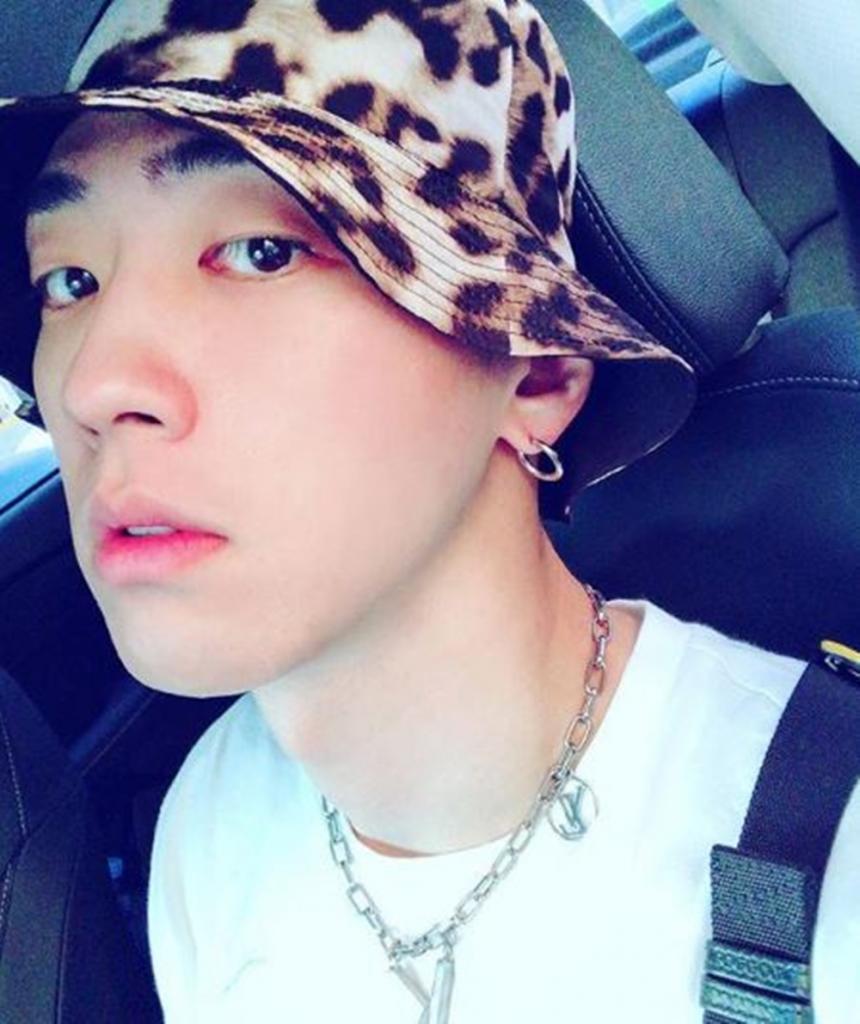 ‘AOMG’ 그레이(GRAY), 훈남의 정석 ‘막 입어도 잘생긴 외모’ - 김유표 기자 - 톱스타뉴스