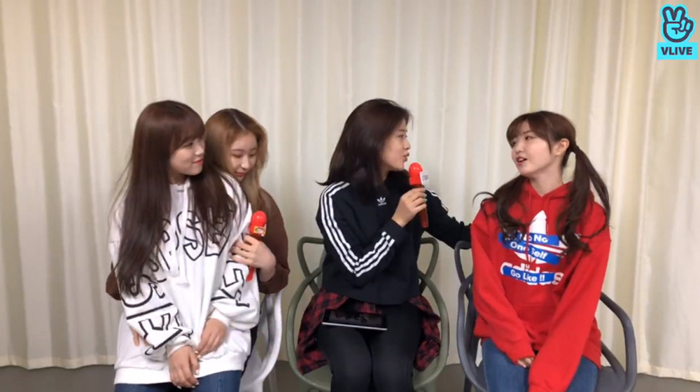 [브이앱] ‘아이즈원 뉴스’ 안유진, “관악중학교 3학년 3반 친구들 연락 좀 해라” - 이정범 기자 - 톱스타뉴스