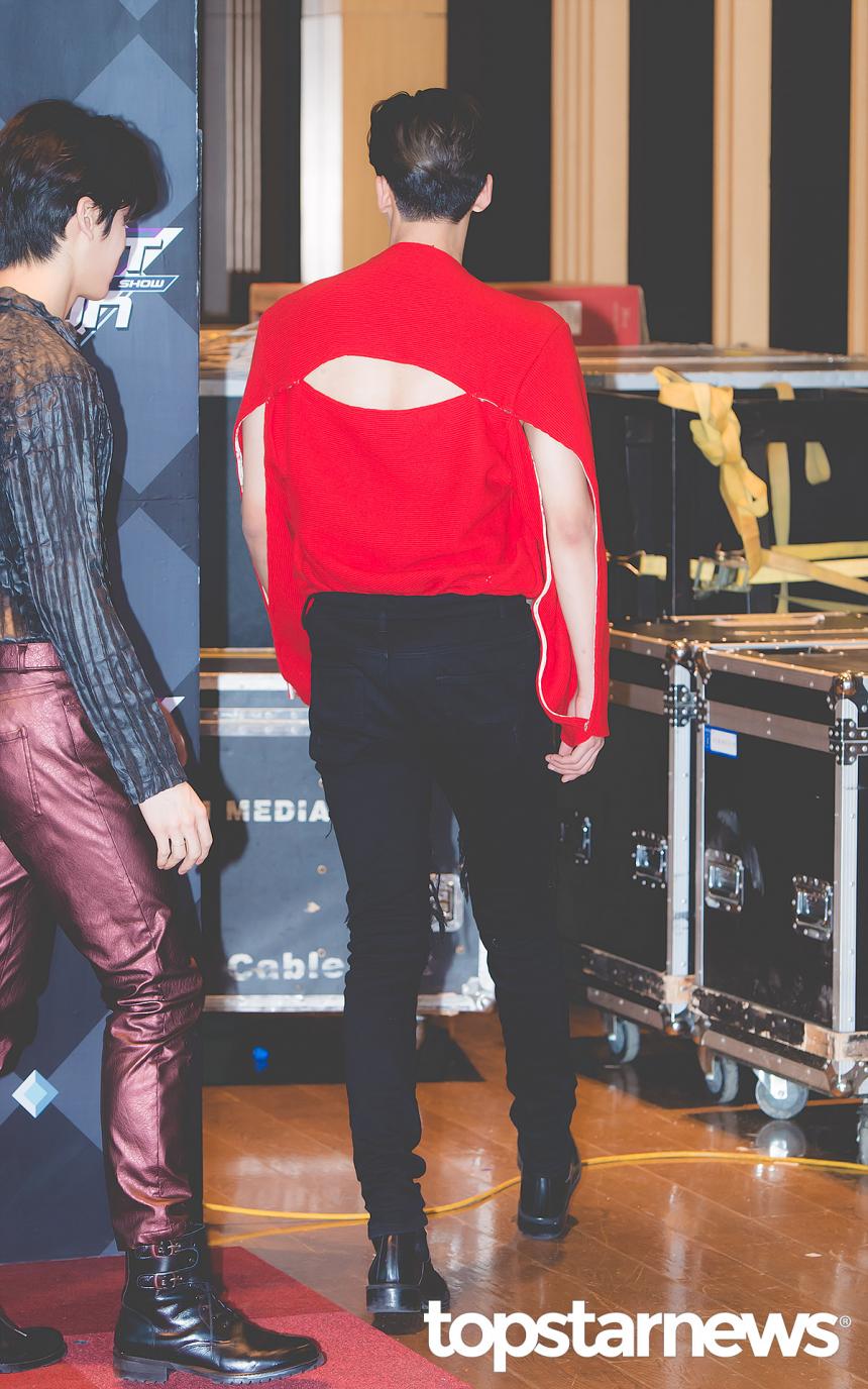 [HD스토리] 에스에프나인(SF9) 로운, 치명적 뒷태로 섹시함 발산 ‘190.5cm 키 돋보이는 전신’ - 김효진 기자 - 톱스타뉴스