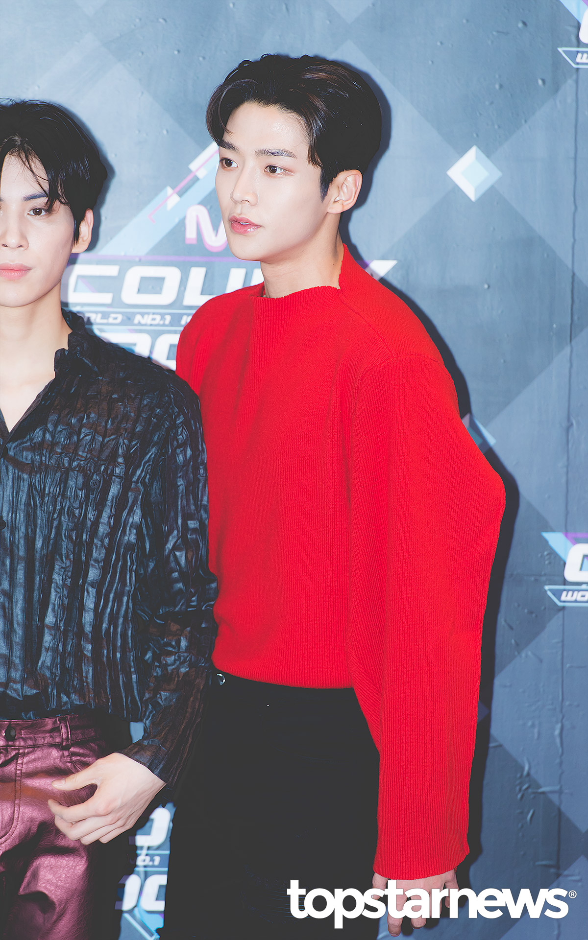 [HD스토리] 에스에프나인(SF9) 로운, 치명적 뒷태로 섹시함 발산 ‘190.5cm 키 돋보이는 전신’ - 김효진 기자 - 톱스타뉴스