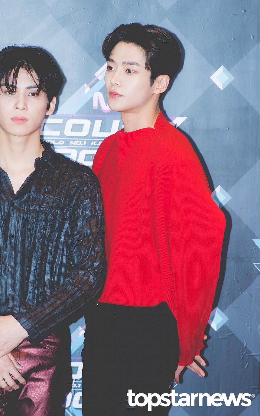 [HD스토리] 에스에프나인(SF9) 로운, 치명적 뒷태로 섹시함 발산 ‘190.5cm 키 돋보이는 전신’ - 김효진 기자 - 톱스타뉴스