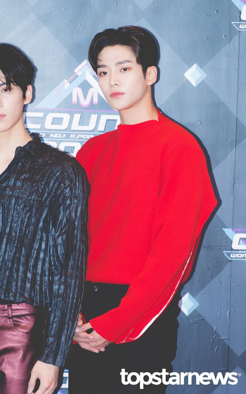 [HD스토리] 에스에프나인(SF9) 로운, 치명적 뒷태로 섹시함 발산 ‘190.5cm 키 돋보이는 전신’ - 김효진 기자 - 톱스타뉴스