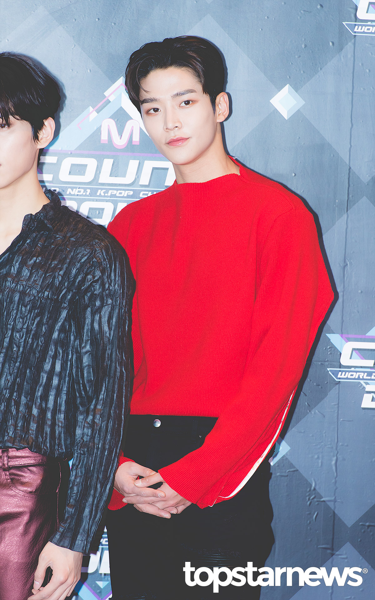 [HD스토리] 에스에프나인(SF9) 로운, 치명적 뒷태로 섹시함 발산 ‘190.5cm 키 돋보이는 전신’ - 김효진 기자 - 톱스타뉴스