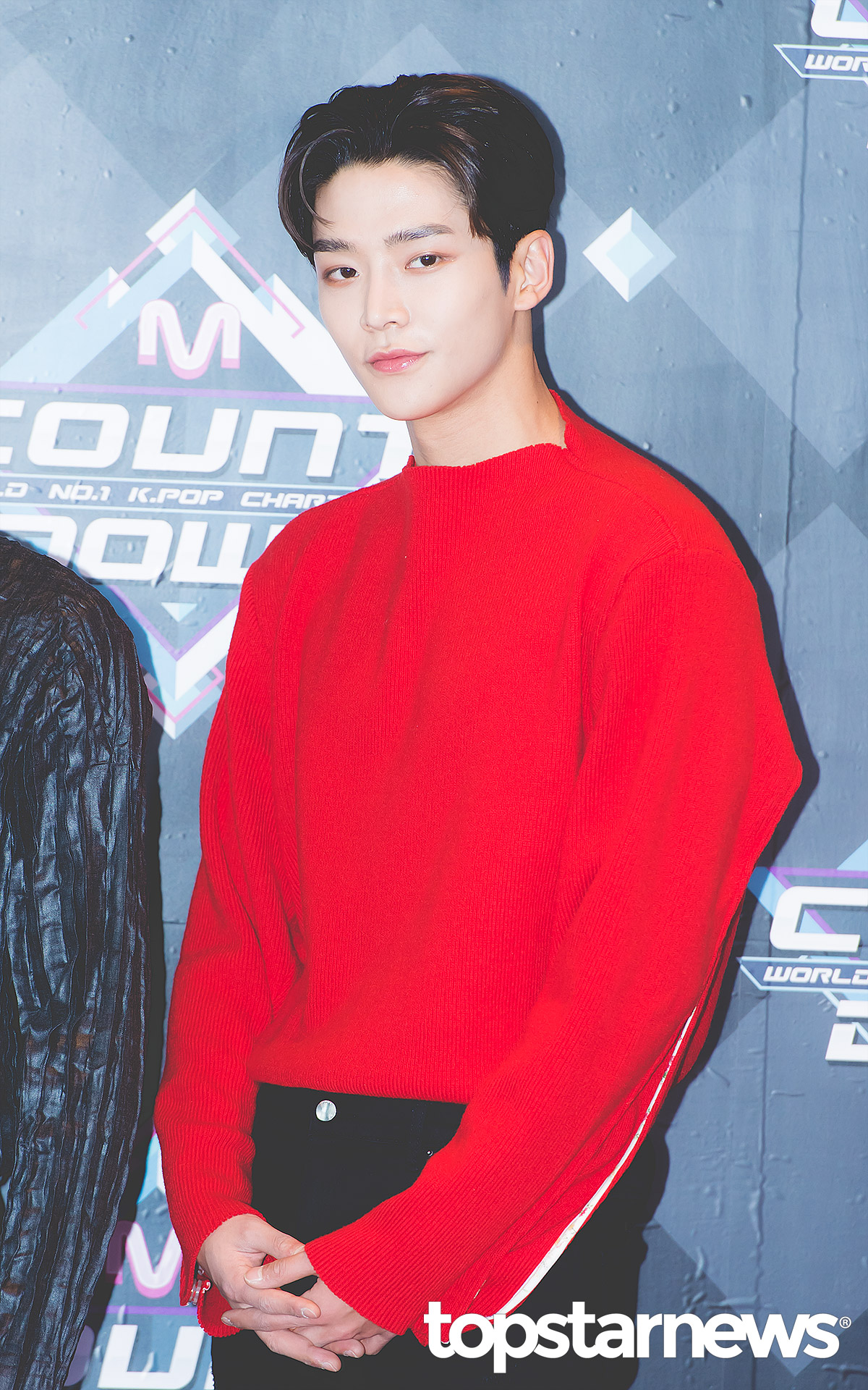 [HD스토리] 에스에프나인(SF9) 로운, 치명적 뒷태로 섹시함 발산 ‘190.5cm 키 돋보이는 전신’ - 김효진 기자 - 톱스타뉴스