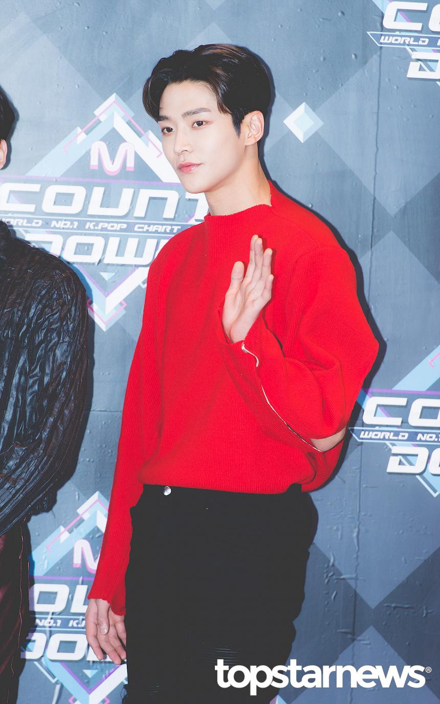 [HD스토리] 에스에프나인(SF9) 로운, 치명적 뒷태로 섹시함 발산 ‘190.5cm 키 돋보이는 전신’ - 김효진 기자 - 톱스타뉴스