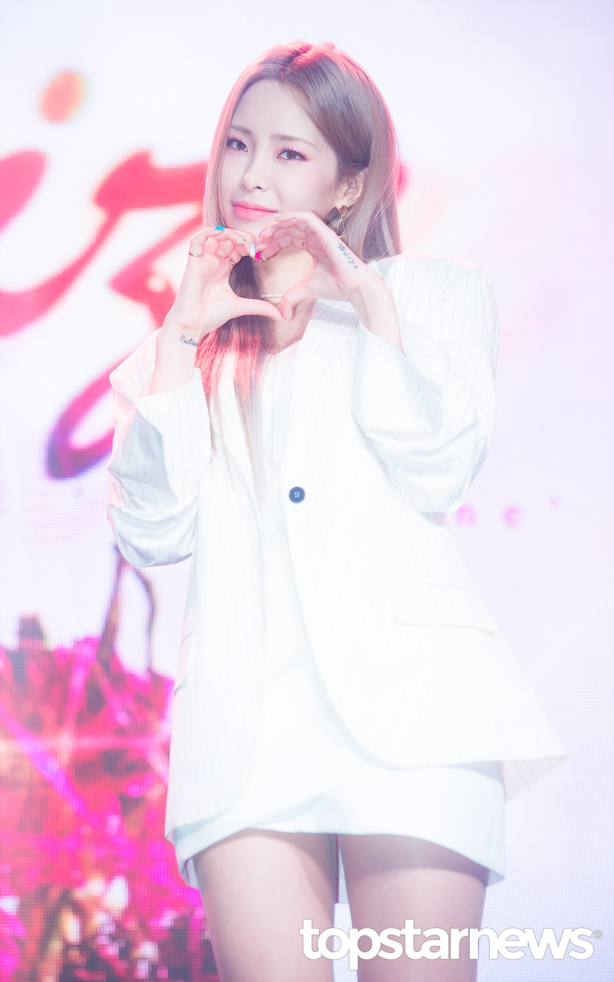 [HD포토] 헤이즈(Hezie), ‘귀여운 손하트’ (She’s Fine) - 정송이 기자 - 톱스타뉴스