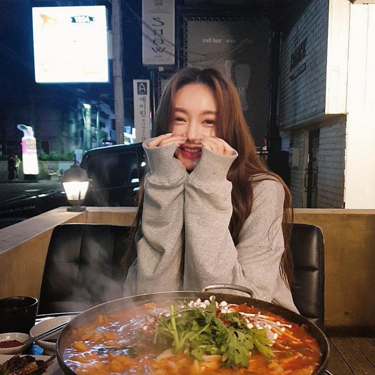 브레이브걸스 출신 BJ박서아, 달달 럽스타그램…'수줍은 미소로 찰칵' - 배지윤 기자 - 톱스타뉴스