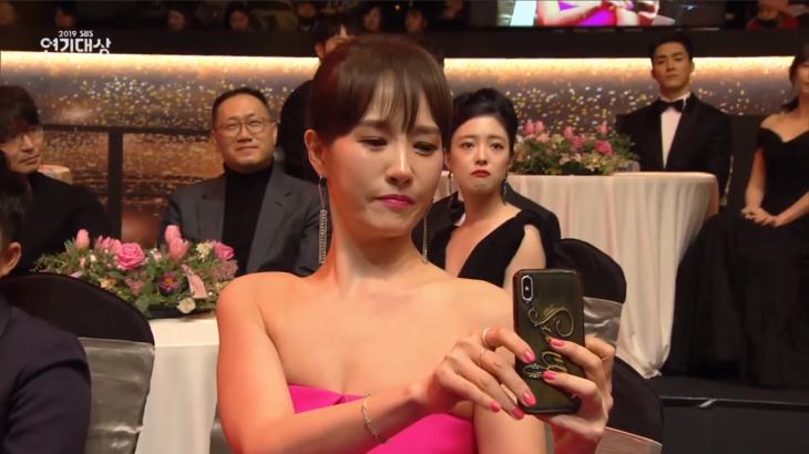 [2019 SBS연기대상] 신인상 '열혈사제' 음문석, 금새록 '시크릿부티크' 고민시 수상...김선아 '고민시 수상소감' 직접 촬영 눈길 - 최윤영 기자 - 톱스타뉴스