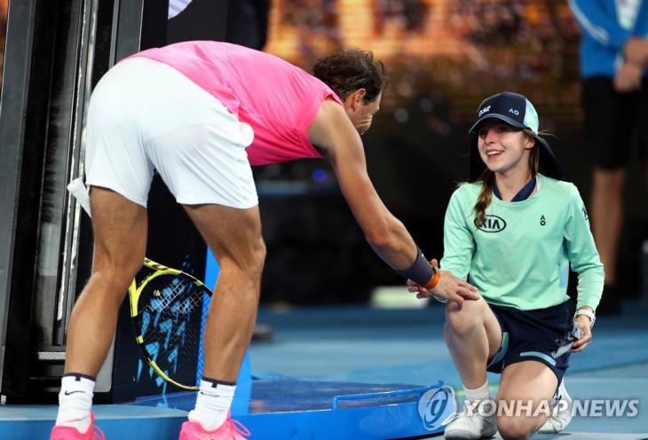 테니스 선수 라파엘 나달, 볼 걸에게 '볼 키스'한 이유는? - 김명수 기자 - 톱스타뉴스