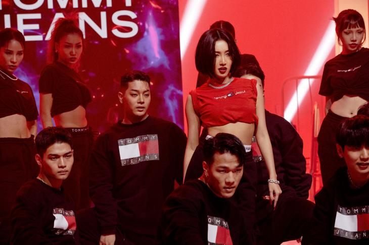 '힙 매력 폭발' 타미 진스 X 마마무(MAMAMOO) 화사, 플레이 타미(PLAY TOMMY) 공개 - 최소영 기자 - 톱스타뉴스