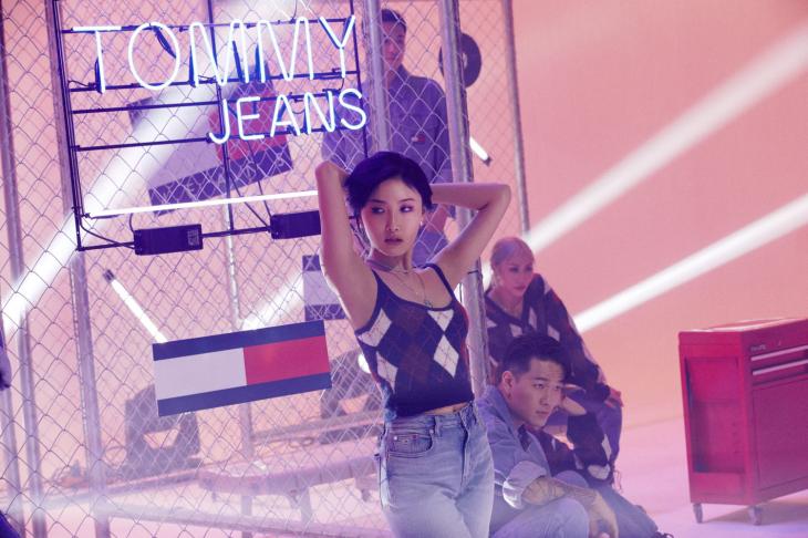 '힙 매력 폭발' 타미 진스 X 마마무(MAMAMOO) 화사, 플레이 타미(PLAY TOMMY) 공개 - 최소영 기자 - 톱스타뉴스