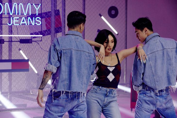 '힙 매력 폭발' 타미 진스 X 마마무(MAMAMOO) 화사, 플레이 타미(PLAY TOMMY) 공개 - 최소영 기자 - 톱스타뉴스