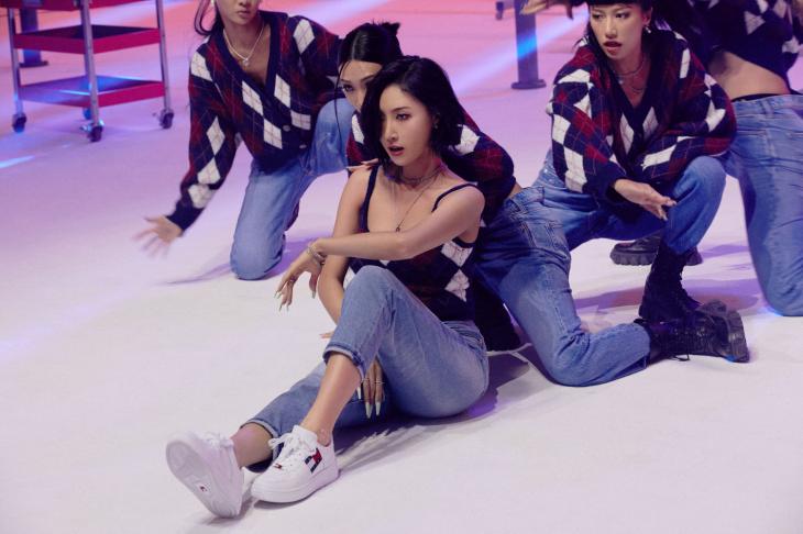 '힙 매력 폭발' 타미 진스 X 마마무(MAMAMOO) 화사, 플레이 타미(PLAY TOMMY) 공개 - 최소영 기자 - 톱스타뉴스