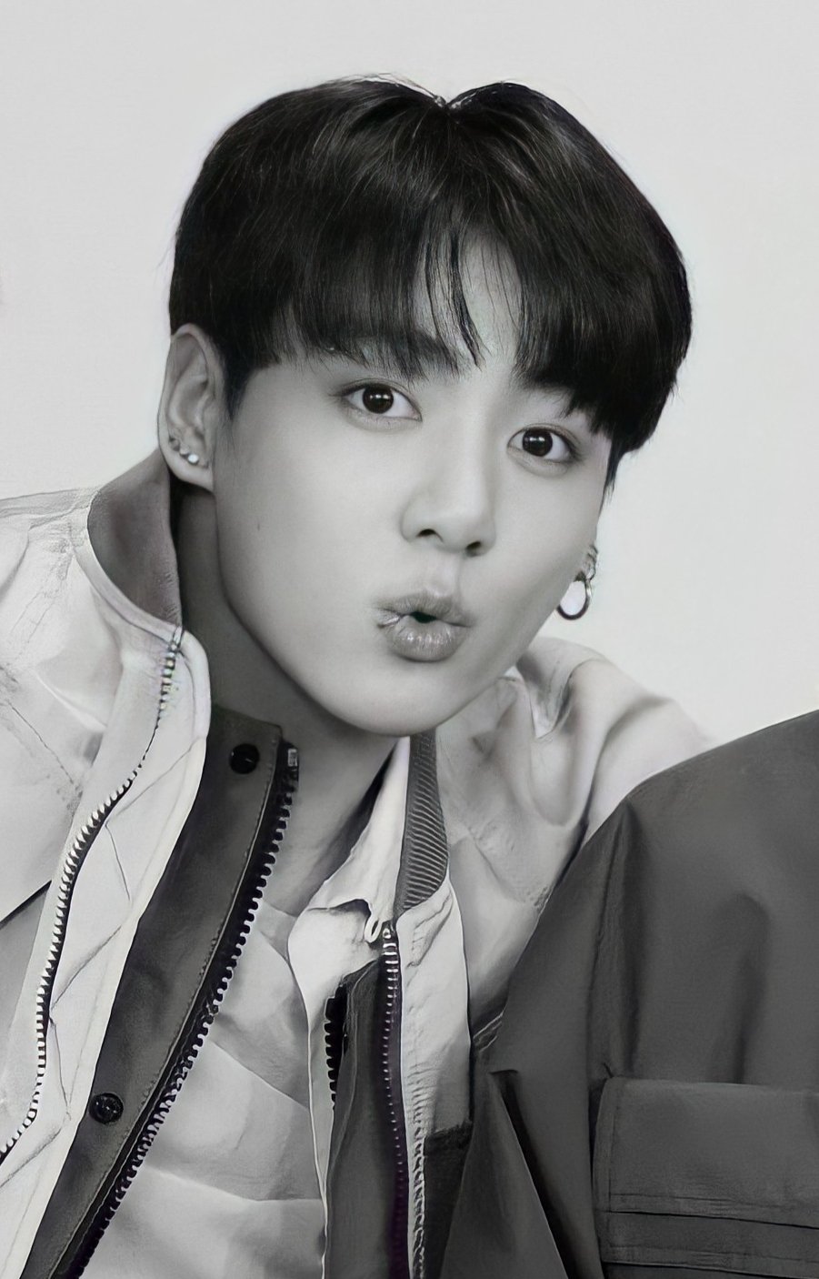 방탄소년단 정국 싱그러운 눈빛x화사한 아우라 흑백에도 눈부시게 청량한 꽃미남 자태 황선용 기자 톱스타뉴스