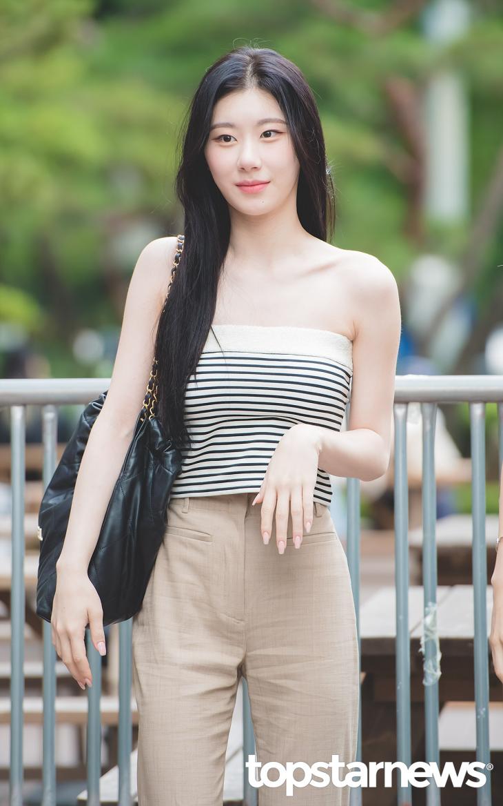 [HD포토] 있지(ITZY) 채령, ‘새하얀 피부 강조한 튜브톱 패션’ (뮤직뱅크 출근길) - 최규석 기자 - 톱스타뉴스 - 엔터/가요/출근길