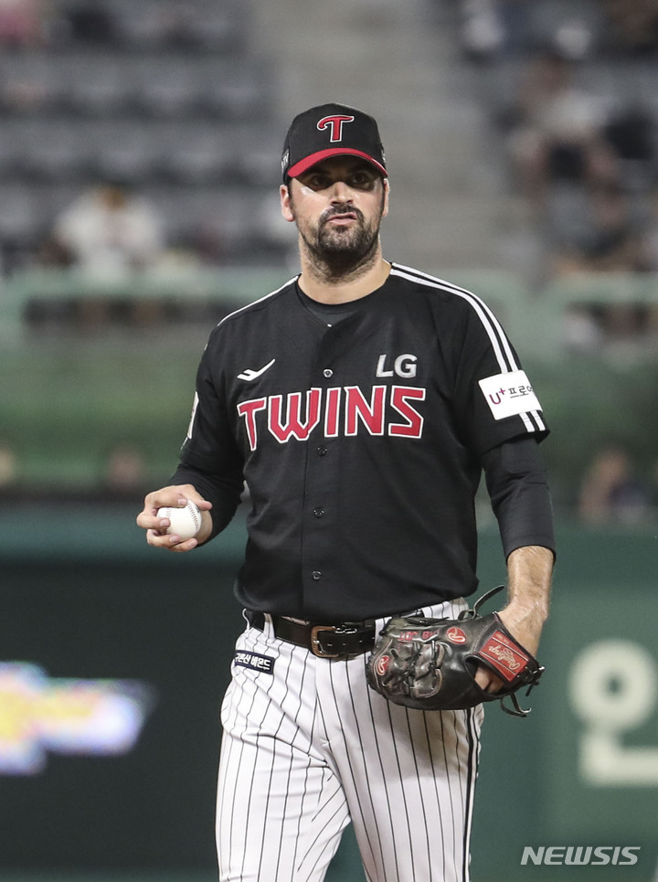 LG 플럿코, SSG전 7이닝 1실점…데뷔 첫해 10승 달성 - 편집팀 기자 - 톱스타뉴스