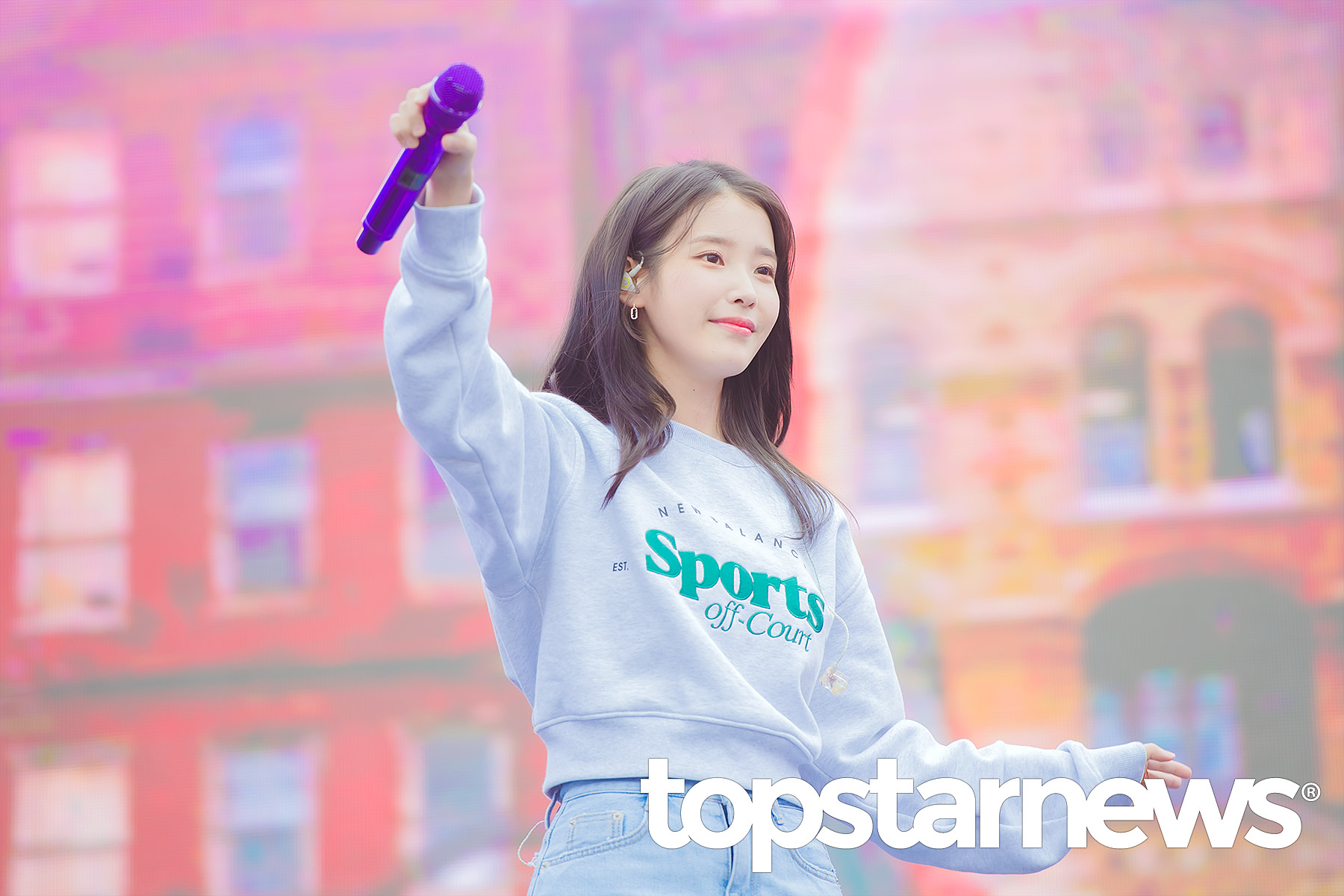 [UHD포토] 아이유(IU), ‘마이크 든 아이유 참 좋다’ (뉴발란스 런온 서울 우먼스) - 최규석 기자 - 톱스타뉴스