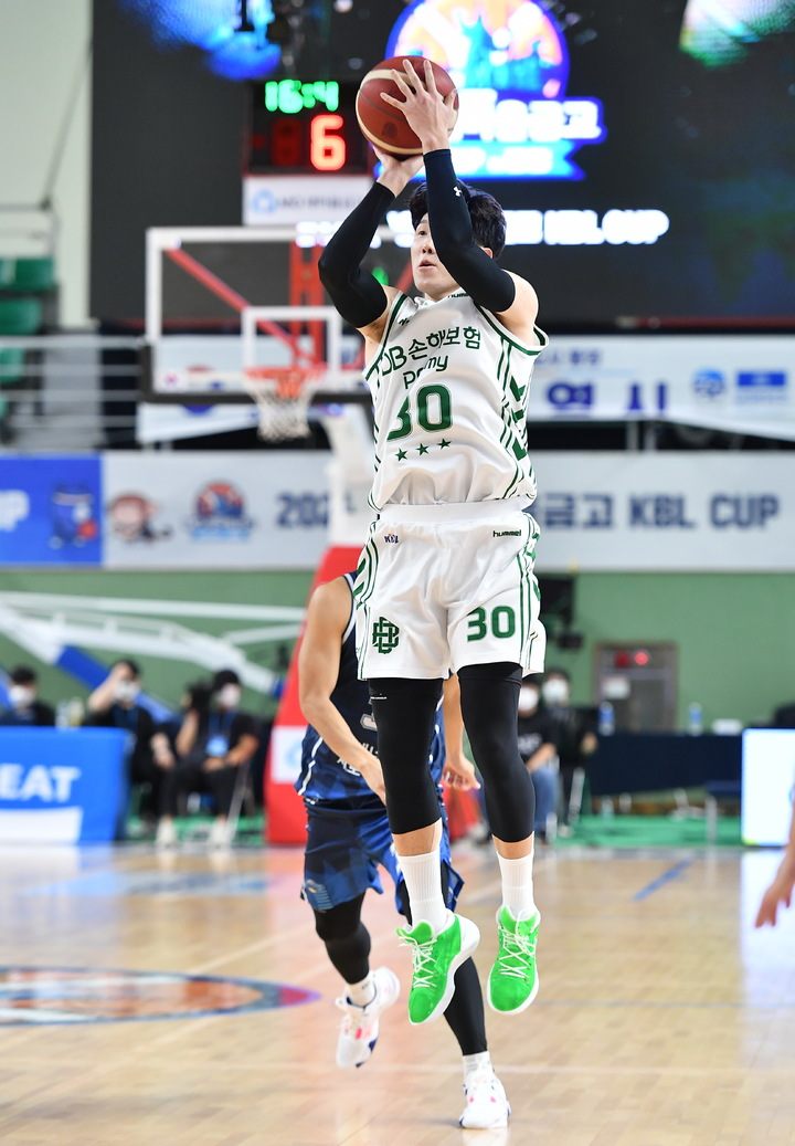 '두경민 19점' DB, KCC 20점차 완파…컵대회 첫승 신고 - 편집팀 기자 - 톱스타뉴스