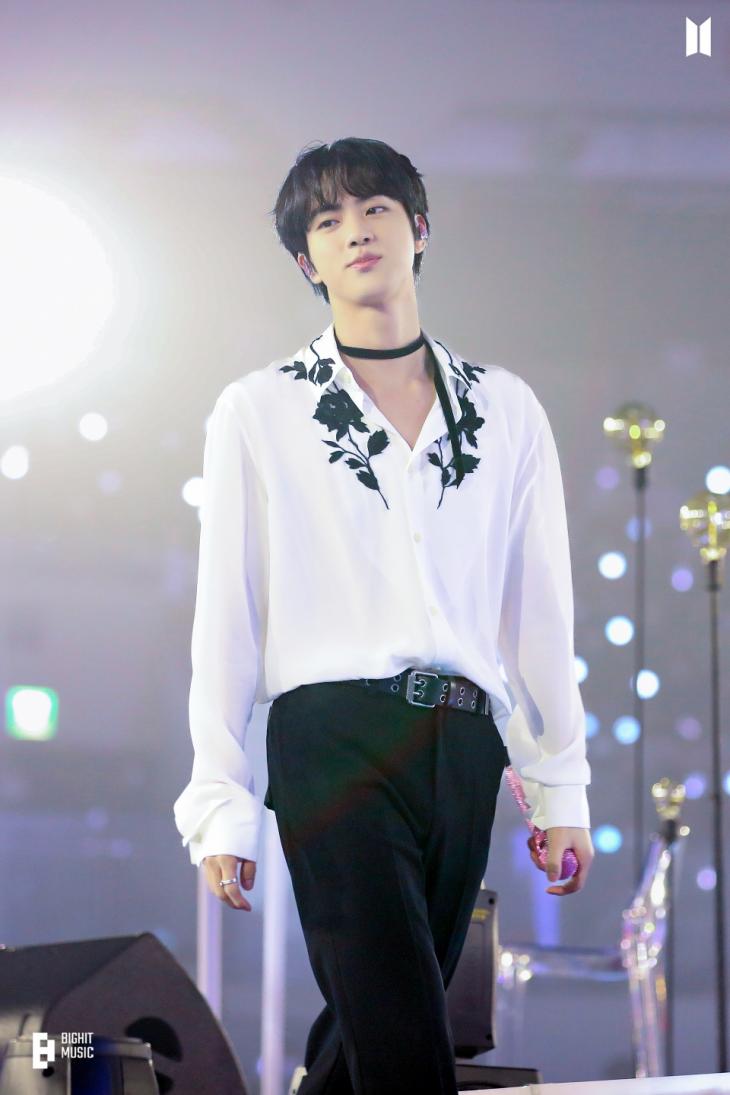'Perfect Visual Jin' 방탄소년단 진, 조명조차 밝혀주는 눈부신 천상계 비주얼 - 황선용 기자 - 톱스타뉴스