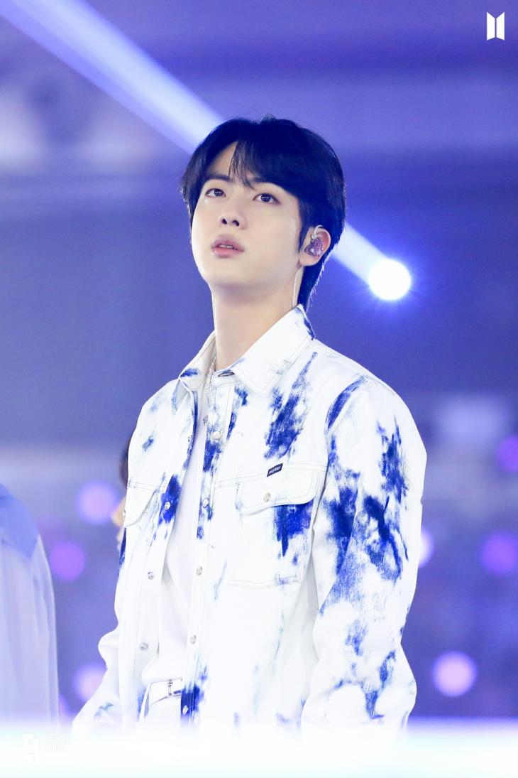 'Perfect Visual Jin' 방탄소년단 진, 조명조차 밝혀주는 눈부신 천상계 비주얼 - 황선용 기자 - 톱스타뉴스