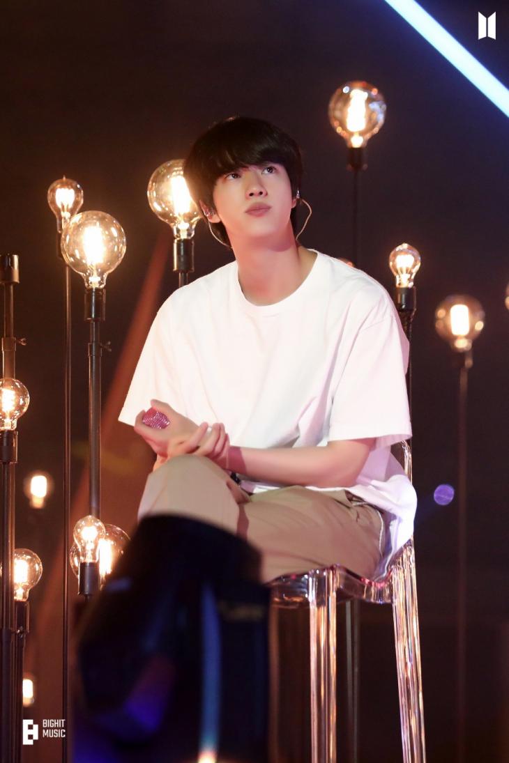 'Perfect Visual Jin' 방탄소년단 진, 조명조차 밝혀주는 눈부신 천상계 비주얼 - 황선용 기자 - 톱스타뉴스