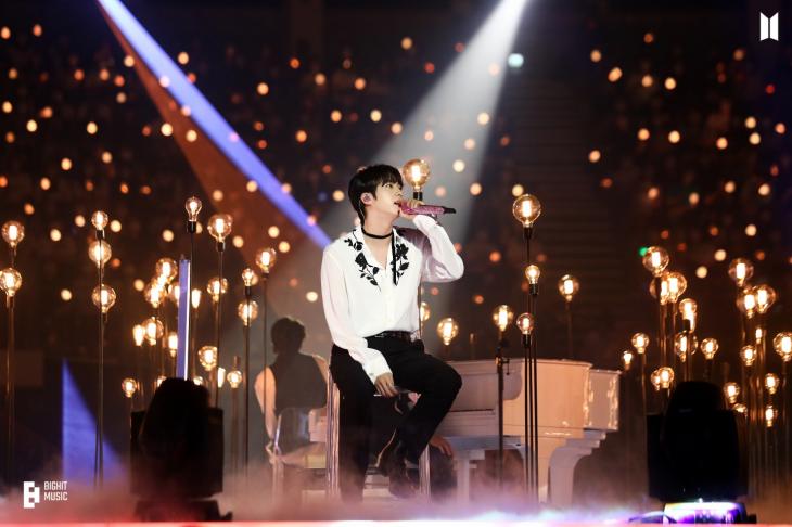 'Perfect Visual Jin' 방탄소년단 진, 조명조차 밝혀주는 눈부신 천상계 비주얼 - 황선용 기자 - 톱스타뉴스