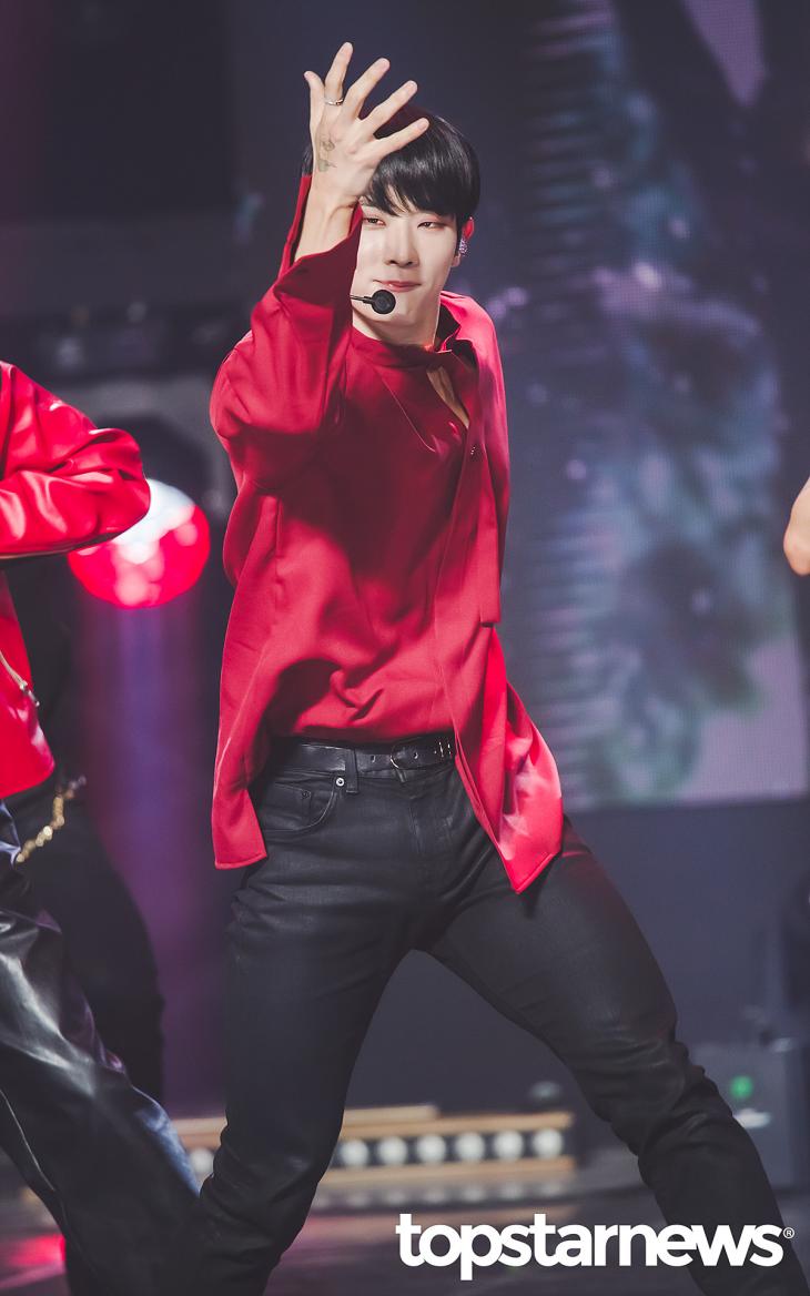 [HD포토] DKZ 기석, ‘파워풀한 안무와 그렇지 못한 수줍미소’ (쇼챔피언) - 최규석 기자 - 톱스타뉴스