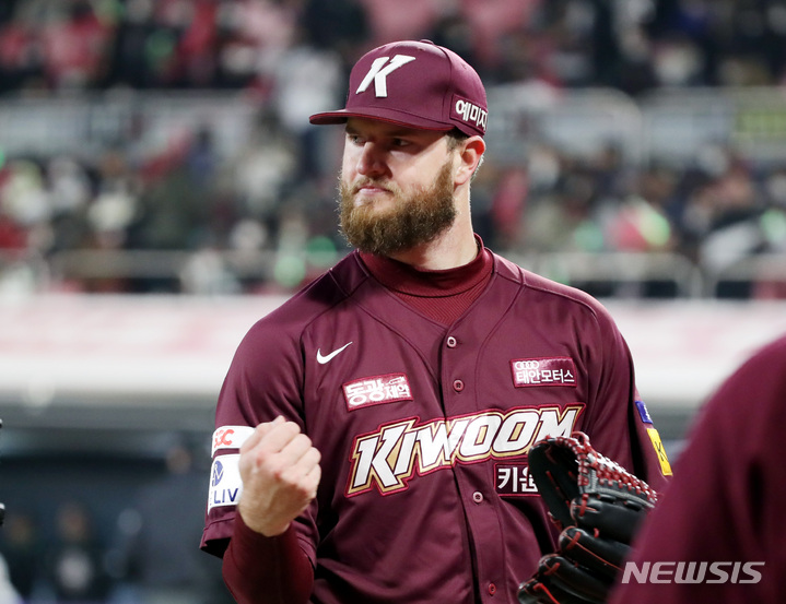 [PO]LG 켈리 vs 키움 애플러, PO 1차전 선발 공개 - 편집팀 기자 - 톱스타뉴스