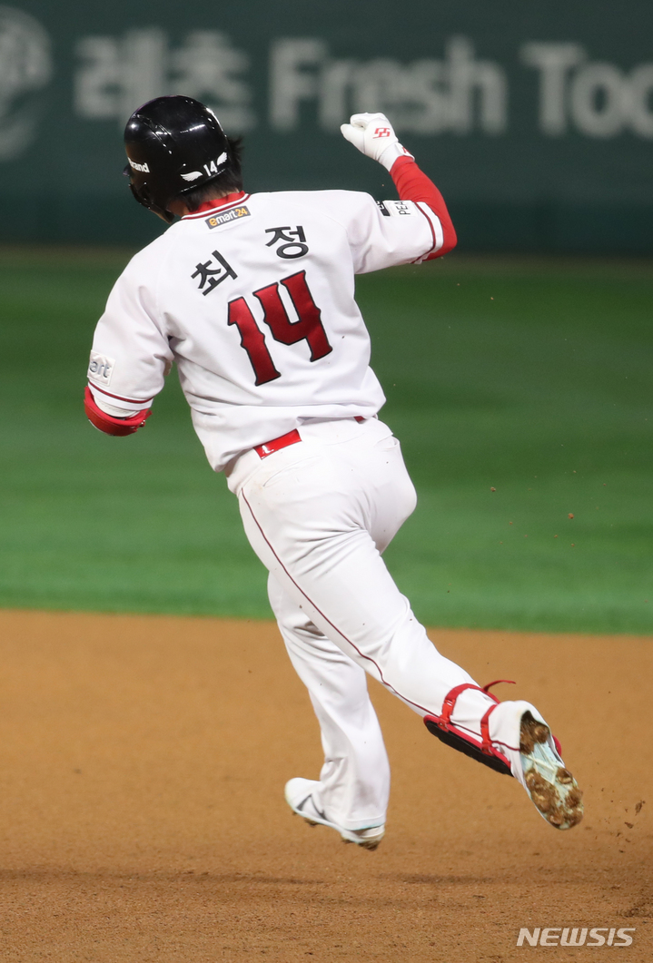 [KS]SSG 최정, 8회 추격의 투런포 '쾅'…PS 통산 12호 - 편집팀 기자 - 톱스타뉴스