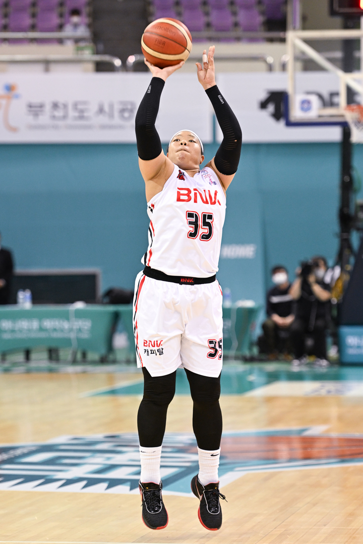 김한별 28점 19리바운드…BNK, 5연승 질주 '공동 선두' - 편집팀 기자 - 톱스타뉴스