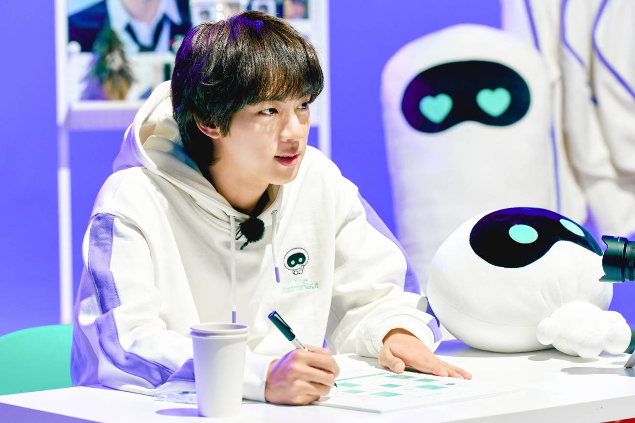 방탄소년단 진, “내가 방송에 나가고, 노래를 만들고, 굿즈를 만드는 건 모두 아미 덕분”…#Wooteo_ARMY_EVENT ...