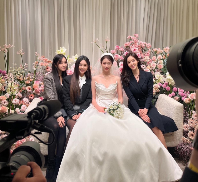 티아라 은정, 막둥이 '황재균♥'지연 결혼에 '글썽'…"축사 때 눈물 참느라 혼났네" - 배예은 기자 - 톱스타뉴스