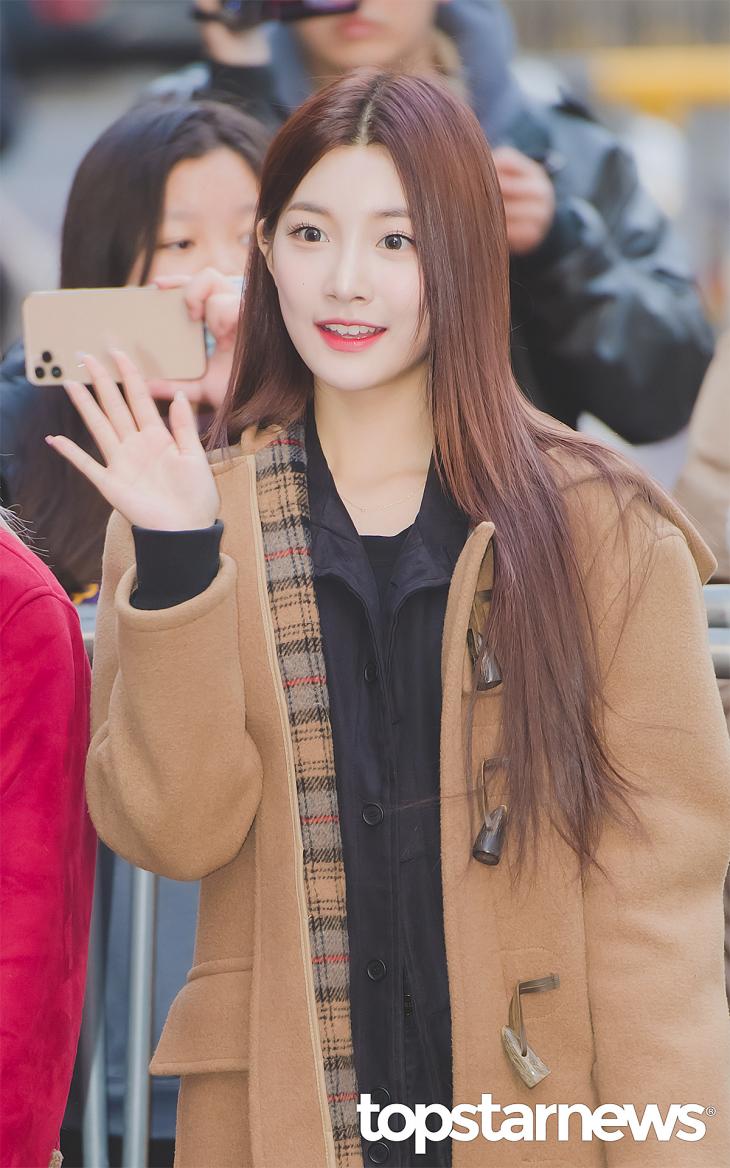 [HD포토] 우아!(woo!ah!) 민서, ‘설렘 가득한 미소’ (뮤직뱅크 출근길) - 최규석 기자 - 톱스타뉴스