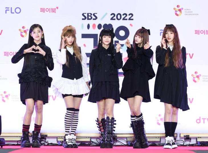 [UHD포토] 뉴진스, ‘블랙&화이트로 깔맞춤한 소녀들’ (2022 SBS 가요대전) - 최규석 기자 - 톱스타뉴스