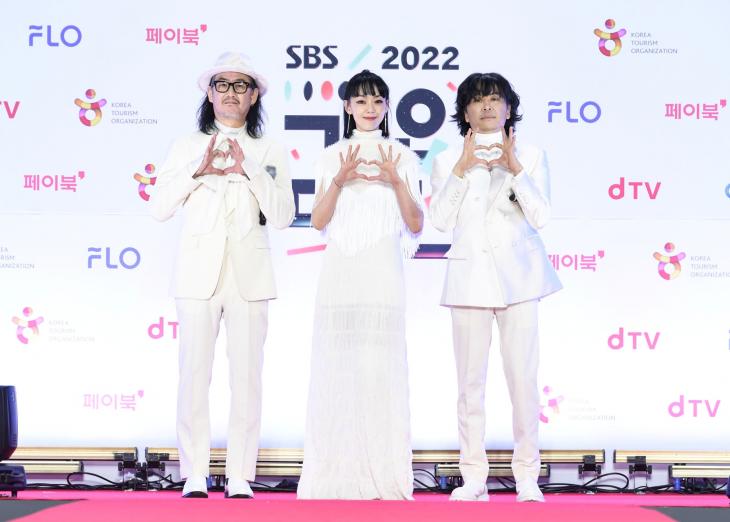 [UHD포토] 자우림, ‘자줏빛 비가 내리는 숲의 하트’ (2022 SBS 가요대전) - 최규석 기자 - 톱스타뉴스