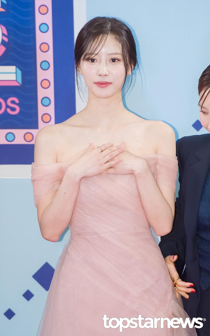 [HD포토] ‘놀면 뭐하니?’ 이미주, ‘노출 심한 드레스에 조심스러운 손길’ (2022MBC연예대상) - 최규석 기자 - 톱스타뉴스