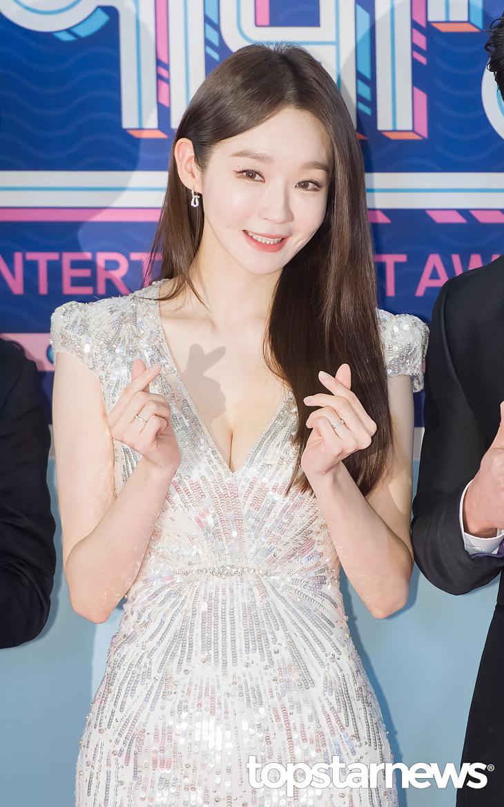 [HD포토] 다비치 강민경, ‘깜찍한데 섹시한 하트’ (2022MBC연예대상) - 최규석 기자 - 톱스타뉴스