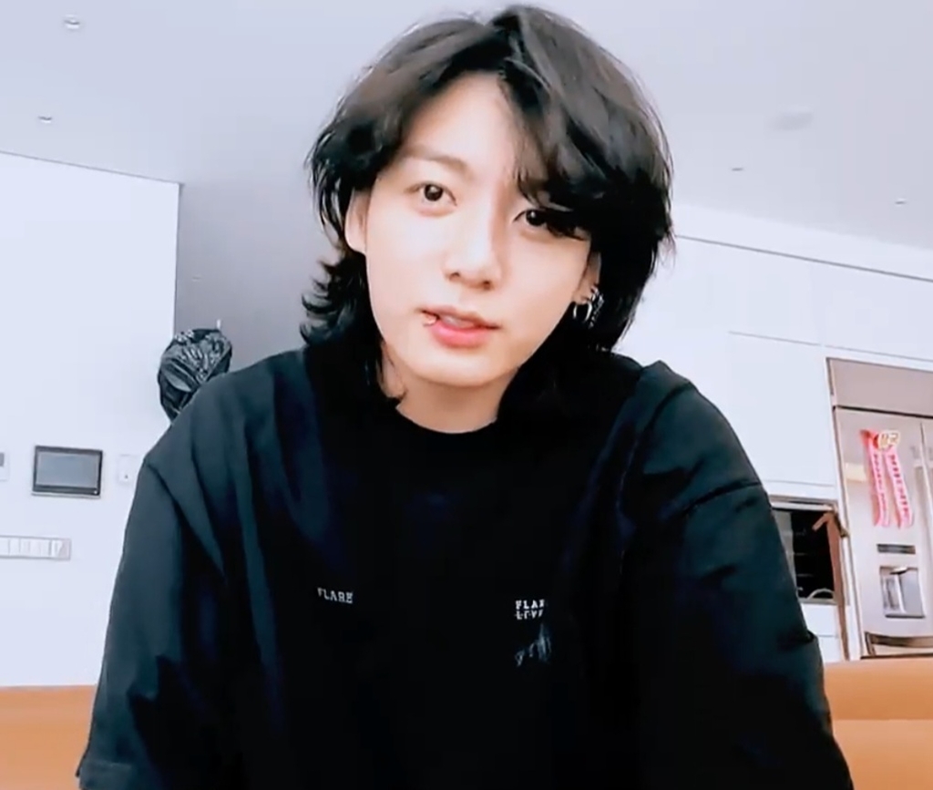 [BTS News] 방탄소년단 정국 '감미로운 귀호강 라이브 방송' 누적 시청자 830만명→17분 만에 전세계 실트 1위 '점령'...초강력 글로벌 인기 - 황선용 기자 ...