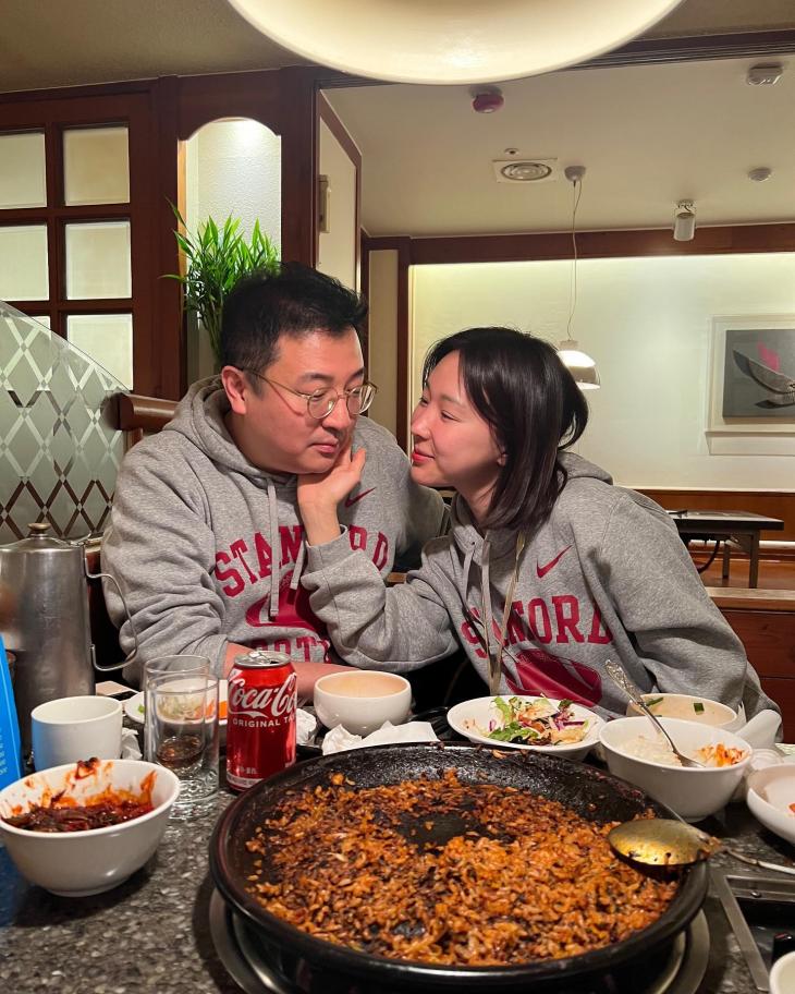 "커플룩 웬 말이니"…이지혜, 남편 문재완과 결혼 6년 차 데이트 - 김효진 기자 - 톱스타뉴스