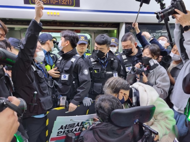 전장연, 23~24일 1호선-4호선 시위 일정…"상황에 따라 무정차 통과" - 한수지 기자 - 톱스타뉴스