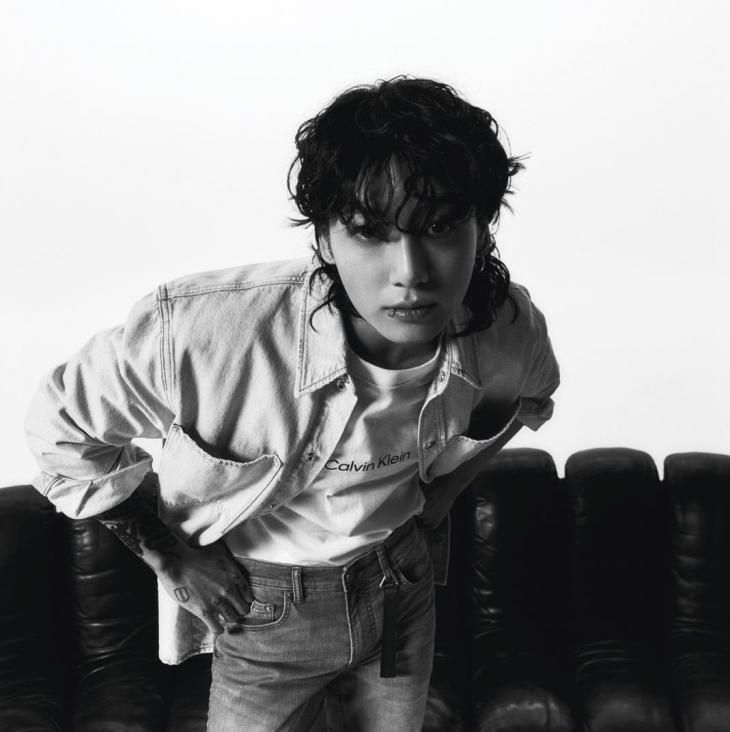 [bts News] 방탄소년단 정국 Ck 착용 제품 공홈 연일 품절→3일 연속 베스트셀러 1위 문의 폭주中 불티나는