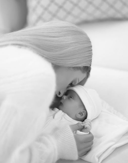 '대리모 출산' 패리스 힐튼, 아들 피닉스 공개…"나의 모든 마음" - 김현서 기자 - 톱스타뉴스