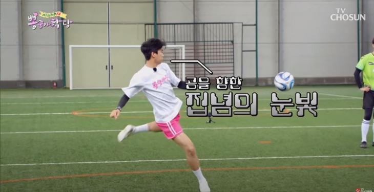 임영웅 시리즈, '환상의 발리슛' 날리는 히어로…이동국 "이 정도면 축구 프로선수야 백점!" [다시 보러歌웅 ] - 장지우 기자 ...